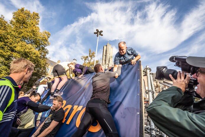 Samen rennen en klimmen over hindernissen door het Arnhemse centrum ...