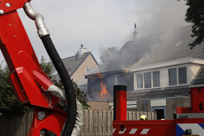 Uitslaande brand zorgt voor flinke schade aan woning | 112 nieuws Land ...