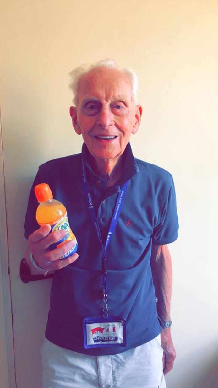 Val uit bed betekent einde Vierdaagse voor de oudste loper: Lex de Jong ...