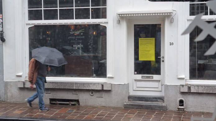 Vlaamse taferelen in Nijmegen: posters op ramen of deuren kondigen ...