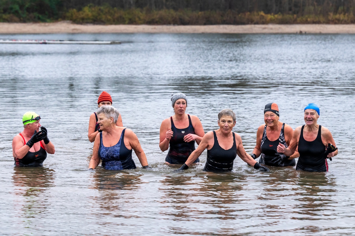 Damesclub zwemt al vijf jaar in koud water natuurbad Gendt: ‘Als ik niet warm kan worden, zet ik ...