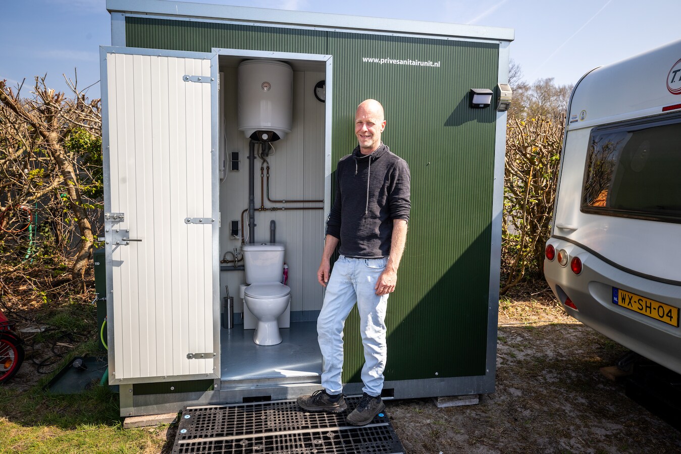 Marianne en Henk hebben een eigen toilet- en douchehok op de camping ...