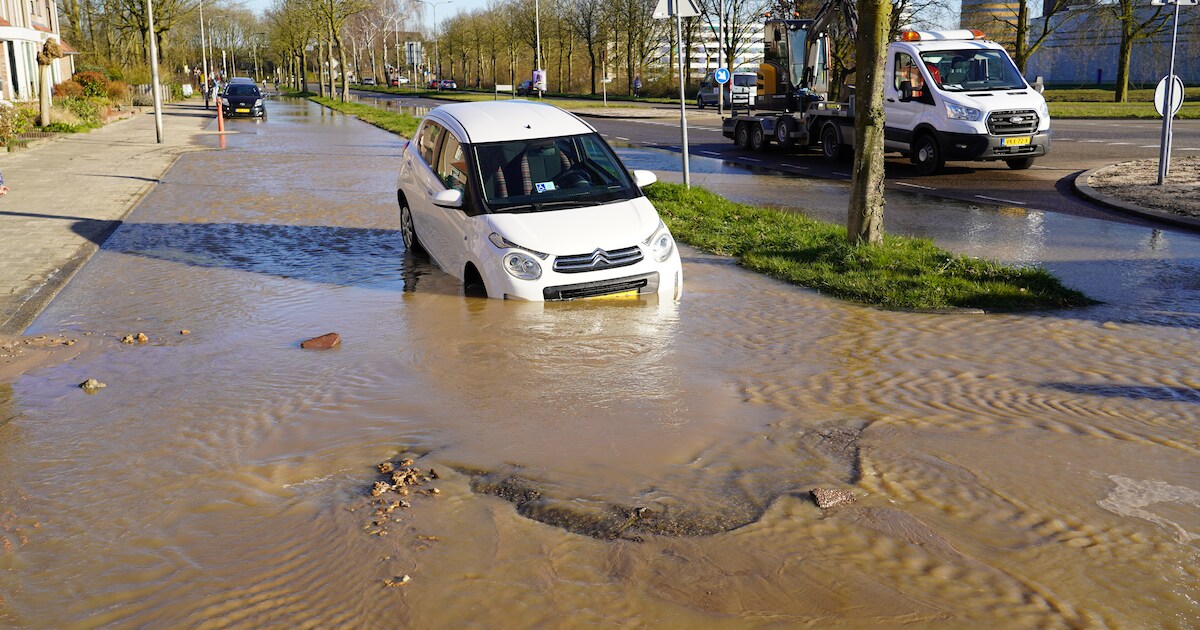Waterproblemen in Nijmegen: auto verdwijnt deels in zinkgat, 28 ...
