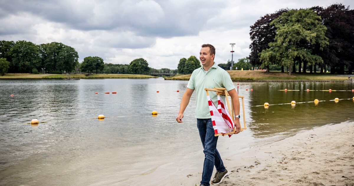 Dénick Scholten kijkt altijd even hoe de toiletten worden schoongemaakt | Enschede | De ...