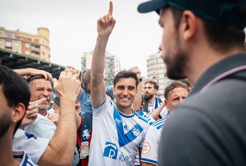 Officieel: FC Eindhoven strikt verdediger met legendarische voetbalnaam ...