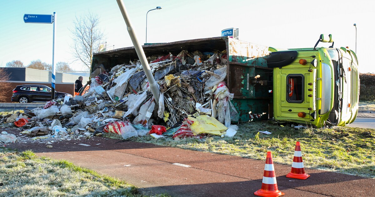 Vrachtwagen vol puin kantelt: ravage op rotonde, chauffeur raakt gewond ...