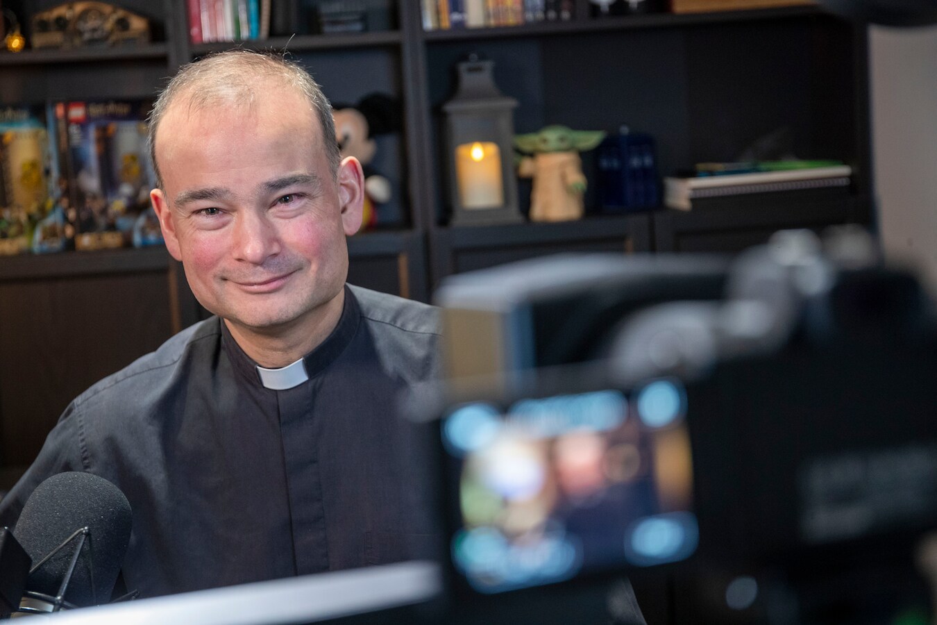 Bennekomse priester zet TikTok en YouTube in om religieuze thema’s te ...