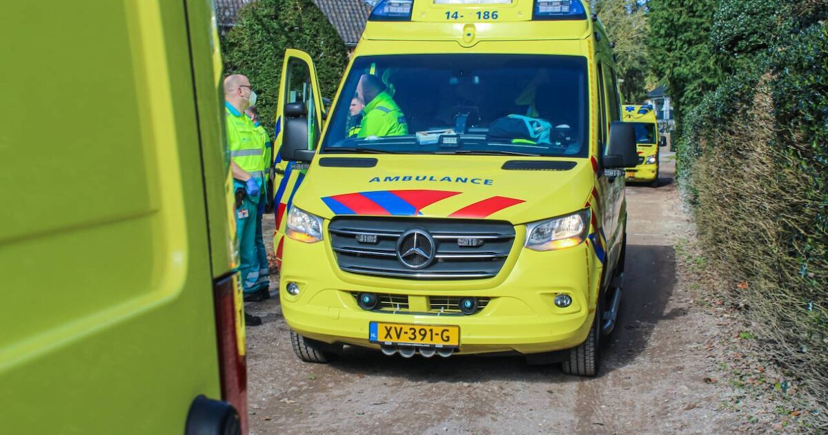 Hulpdiensten uitgerukt voor voertuig te water op Veerstraat in ...