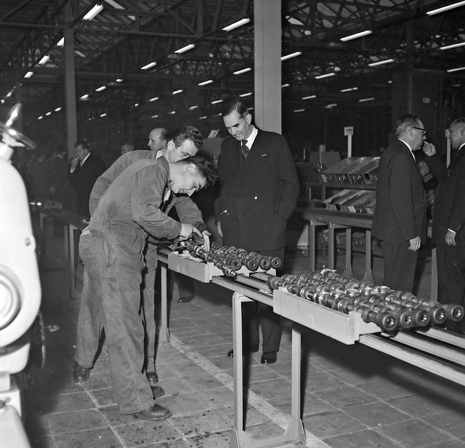 Wie werkte er in 1957 mee aan de motoren van DAF? | Foto | gelderlander.nl