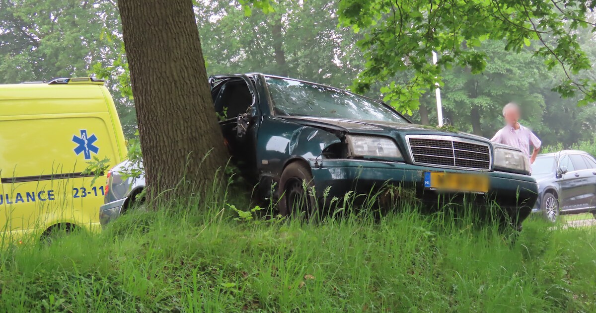 Automobilist verliest macht over het stuur op modderige weg en botst tegen boom | Land van Cuijk ...