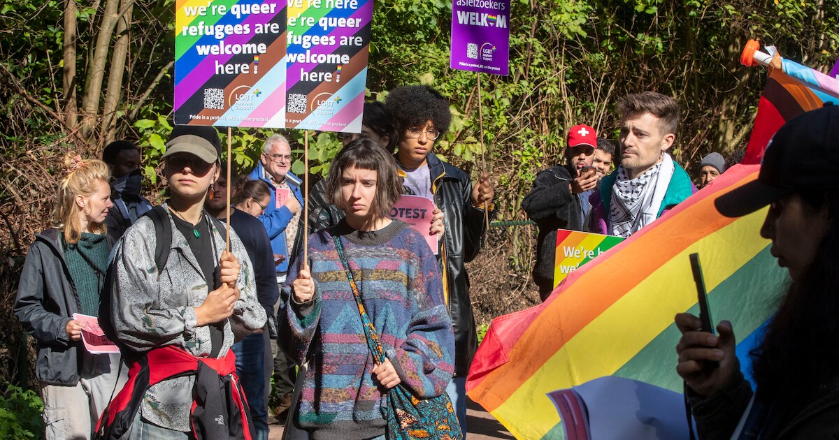 Protest bij azc in Wageningen, bewoners eisen betere leefomstandigheden ...