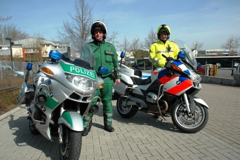 Motoragent surveilleert aan beide zijden grens | Regio | De Gelderlander.nl