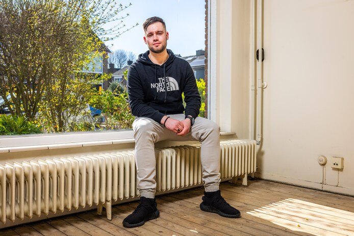 Terwijl Thomas (30) noodgedwongen bij zijn ouders woont, staat zijn ...