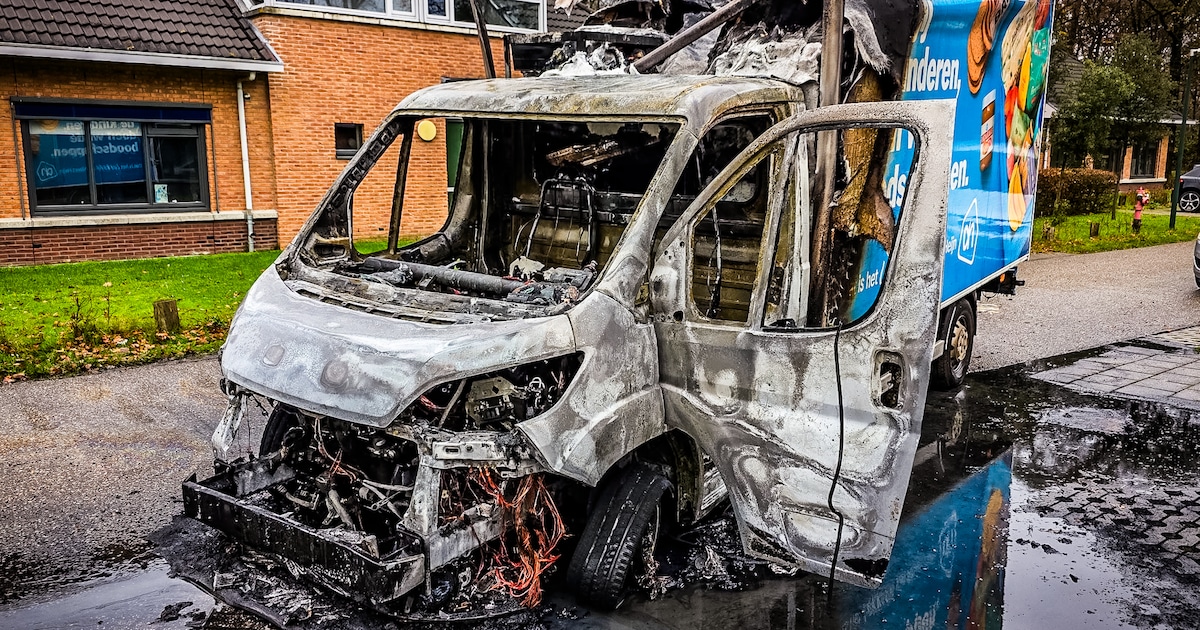 Bezorgbus van Albert Heijn verwoest door brand in Arnhem | 112 nieuws ...