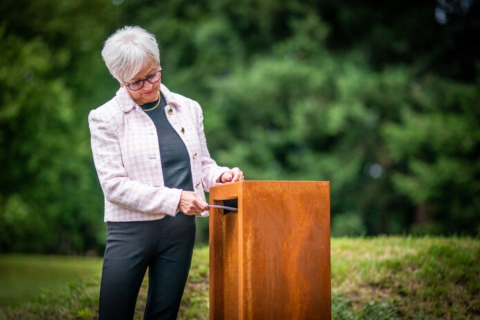 Anita stuurt haar man in de hemel brieven en post ze op bijzondere plek ...