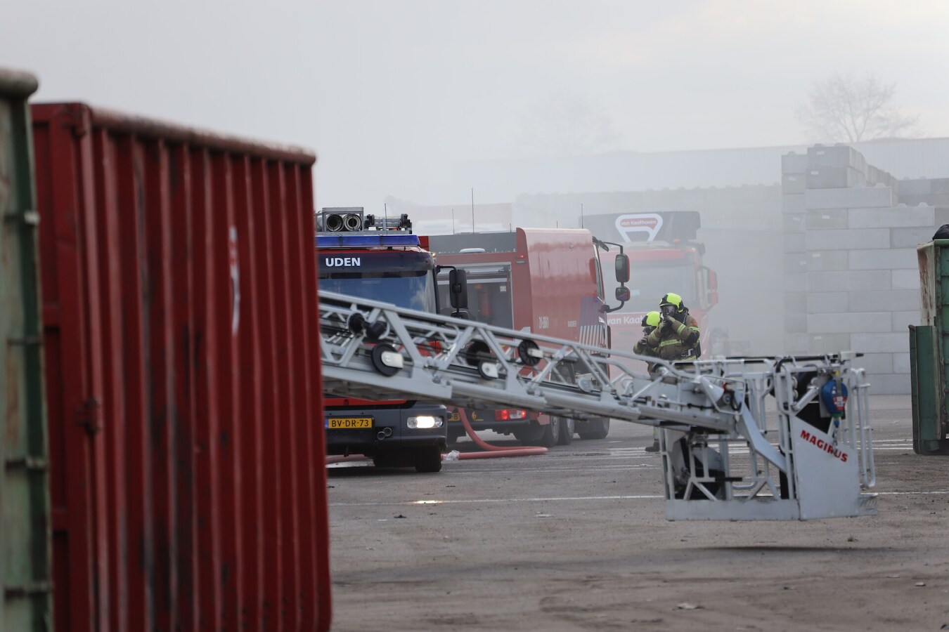 Grote brand met veel rook bij afvalverwerker in Uden | Foto ...