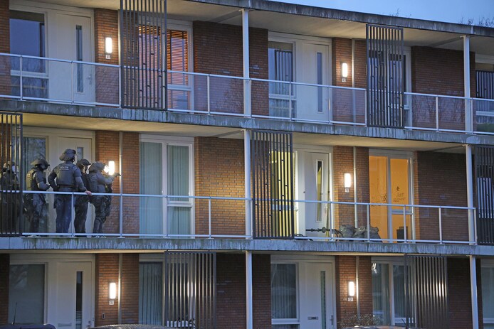 Verwarde man opgepakt door arrestatieteam, omliggende woningen in ...