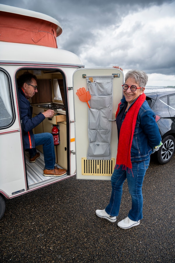 52 jaar oud en piepklein: toch trekken Evert en Piny met hun caravan ...