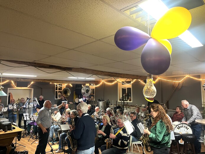 Schoolbands, solo-optredens, muziek, dans en zang op open podium van ...