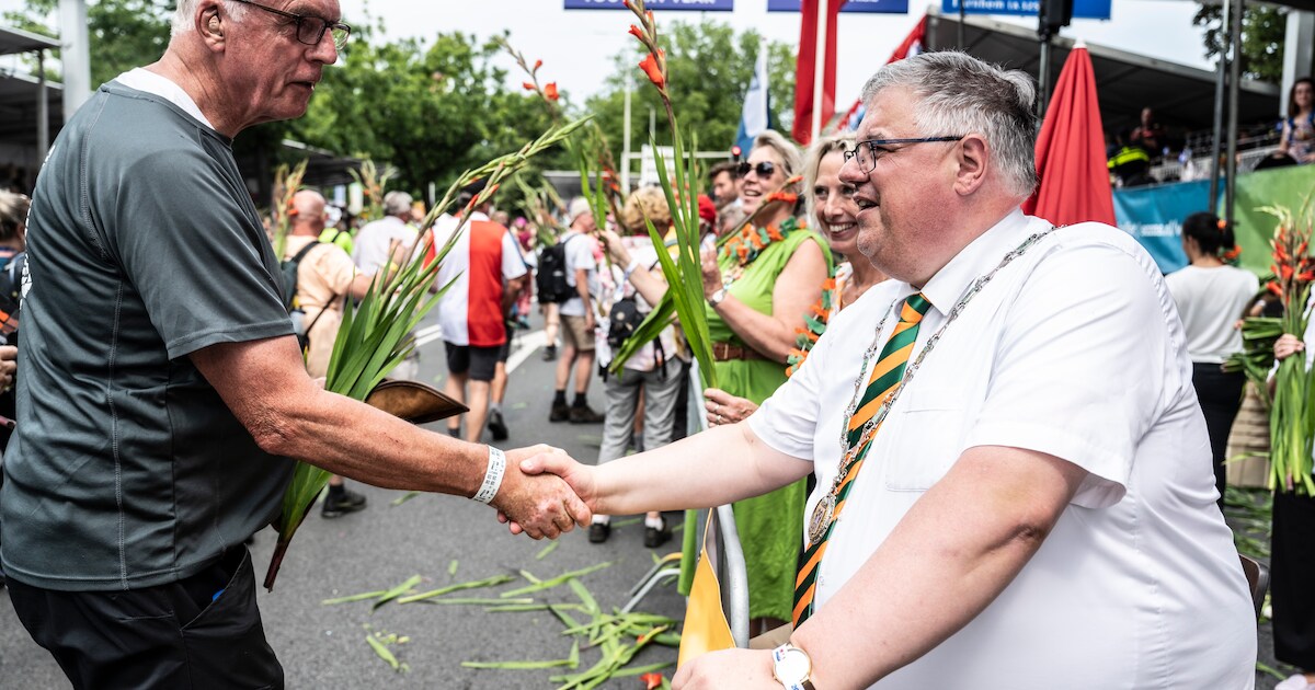 Burgemeester Bruls is aan vakantie toe: Italië, korte broek, en ja ...