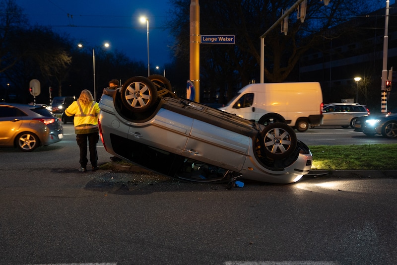 Auto belandt op zijn kop na botsing op kruising in Arnhem | Regio | De ...