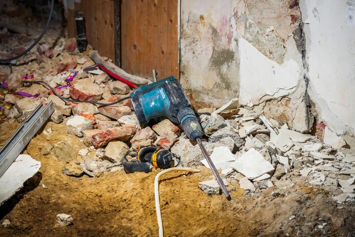 Inbrekers zijn uren bezig om door twee dikke muren te breken, dan staan ...