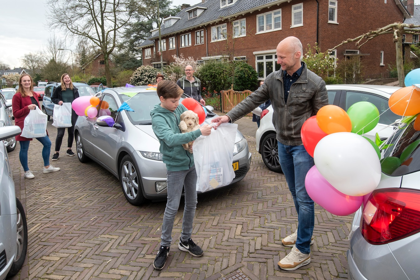 Arnhemse school De Boomhut maakt feestje van rondbrengen studieboeken ...