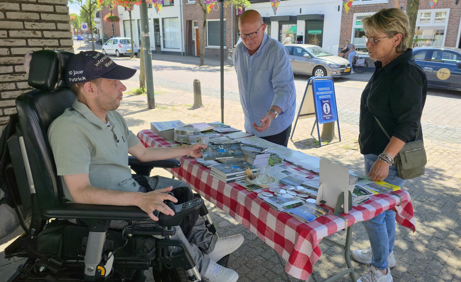 Wat is er te doen in Moergestel? Patrick heeft de folders klaar liggen ...