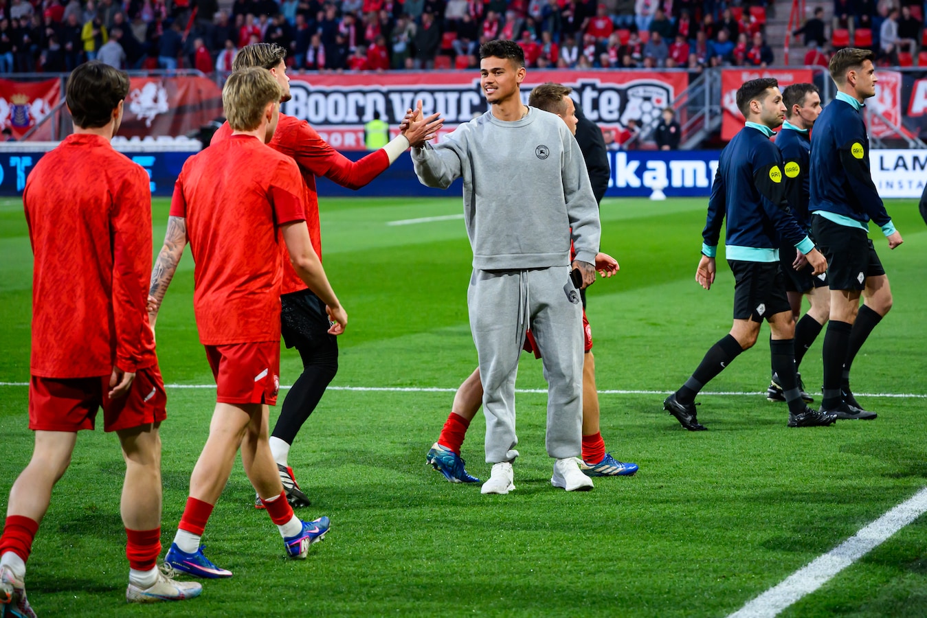 FC Twente verbolgen over afwezigheid van Mees Hilgers op eerste ...