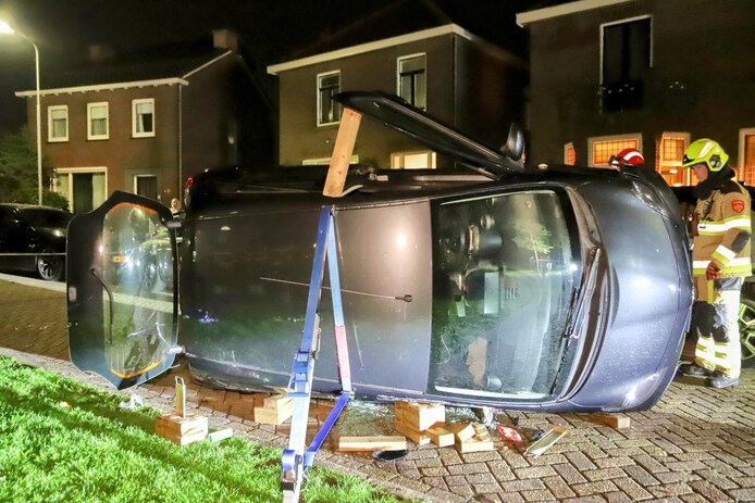 Auto belandt op zijkant na botsing op Kwelkade in Tiel | 112 nieuws Tiel | gelderlander.nl