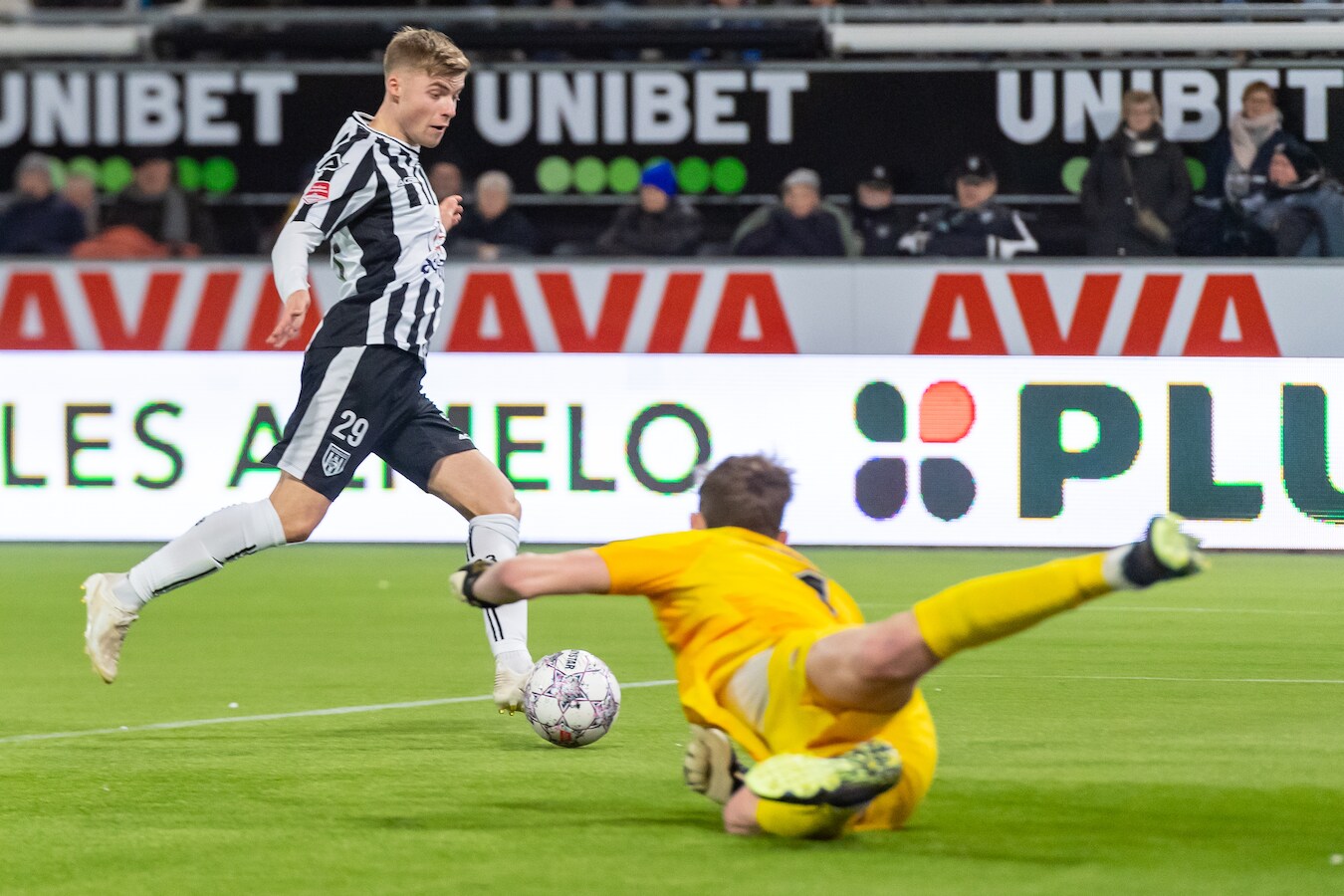 ADO Den Haag te sterk voor NAC, rode kaart Verheydt domper op feestvreugde | Foto | gelderlander.nl