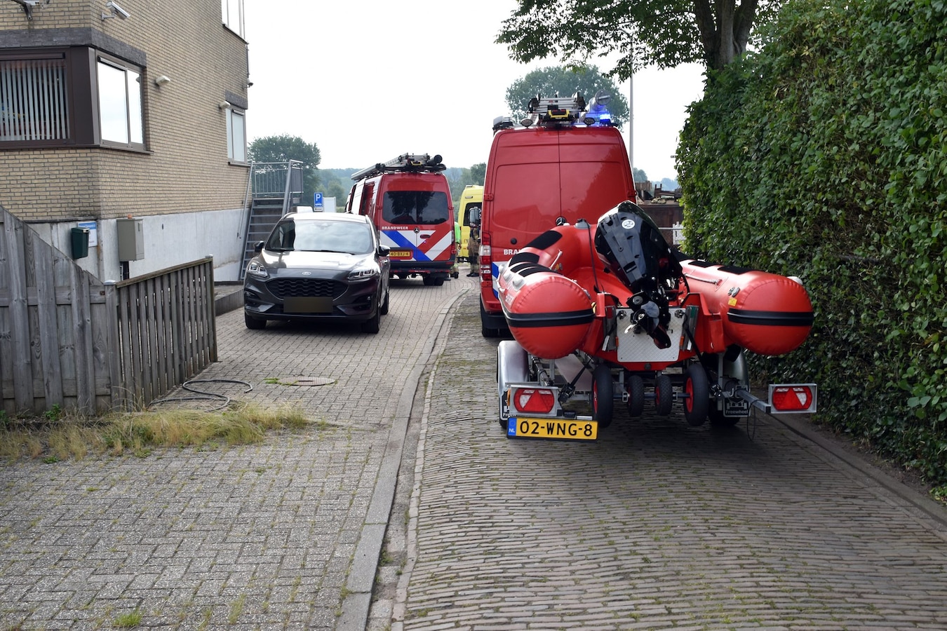 Vrouw uit Maas gered na val bij scheepswerf in Heerewaarden | Foto ...