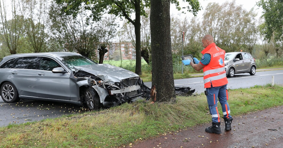 Bestuurder rijdt auto total loss op boom langs Stadhouderslaan in Soest ...
