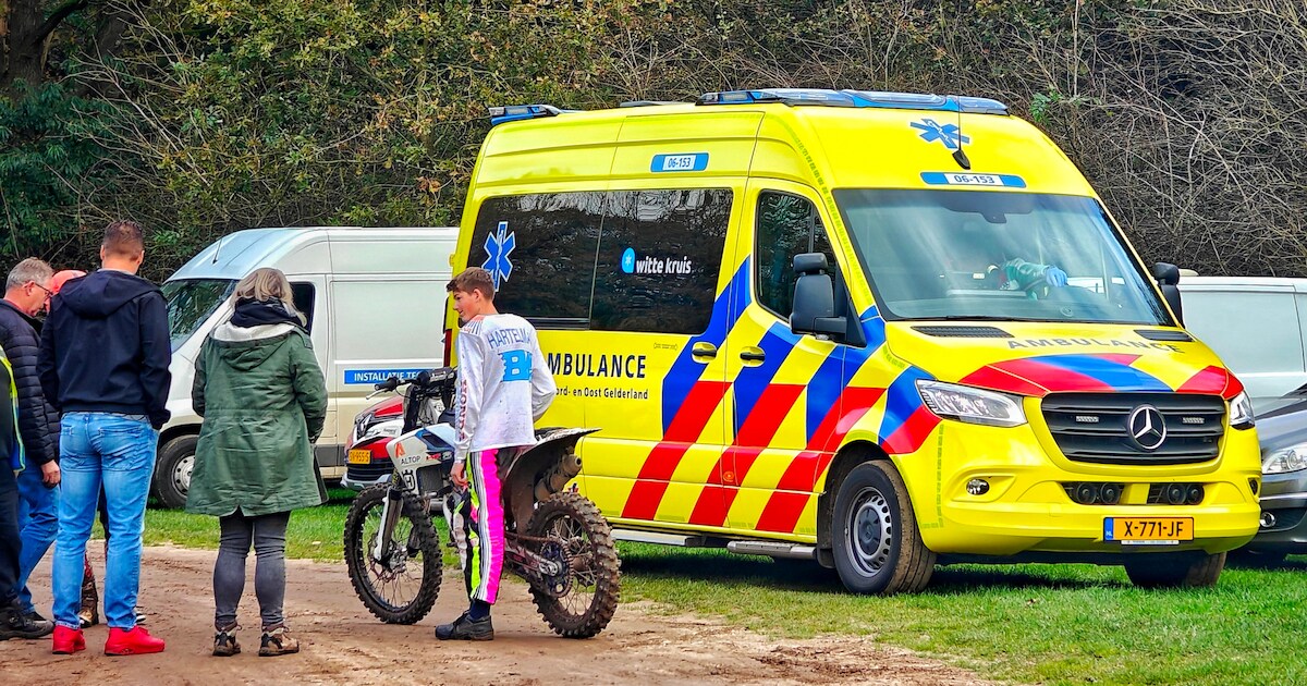 Motorcrosser gewond met ambulance mee na val op hoofd | Regio | De ...