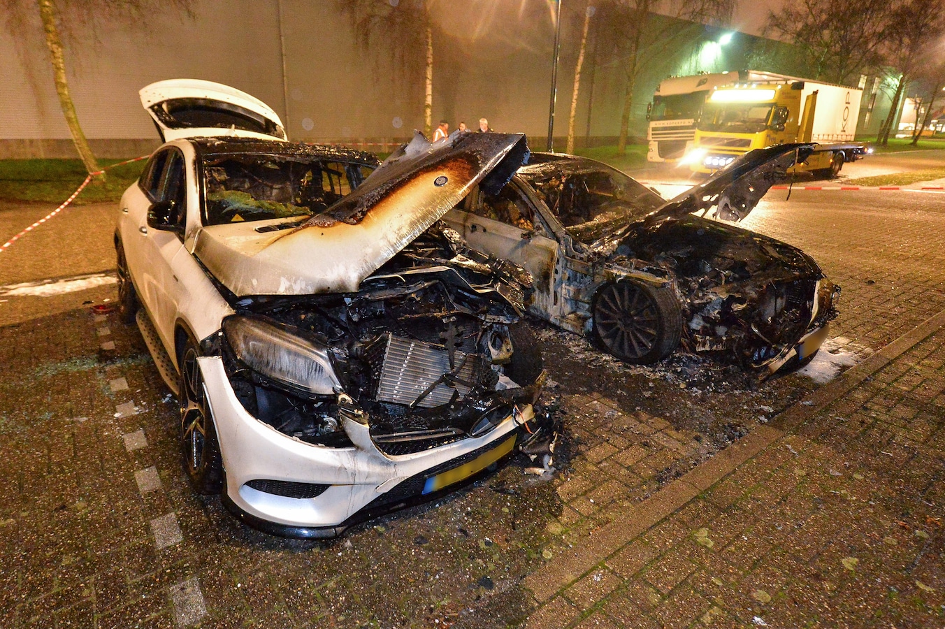 Achter het succes van zanger Frank van Etten: afpersing, brandstichting ...