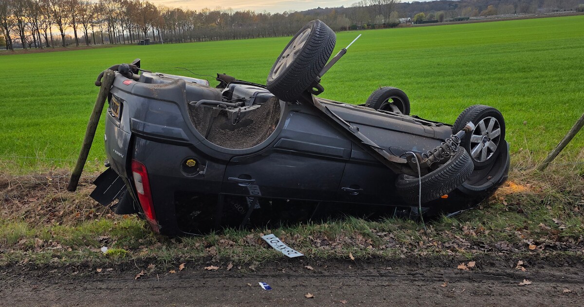 Auto slaat over de kop in Wageningen nadat achteras breekt | Regio | De ...