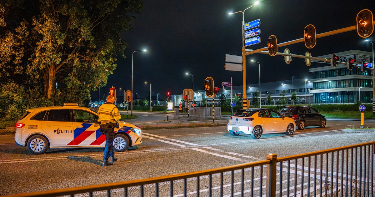 Twee auto's botsen op kruising Rivierweg met afrit A12 in Duiven ...
