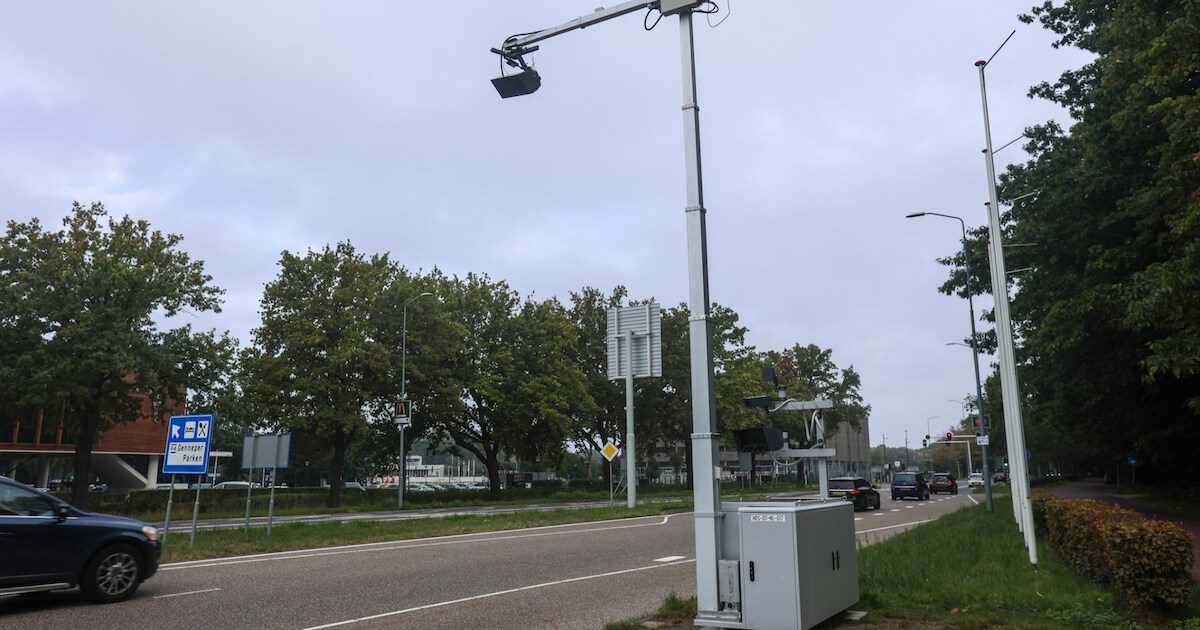 Focusflitsers staan na korte onderbreking weer aan en slingeren appende ...