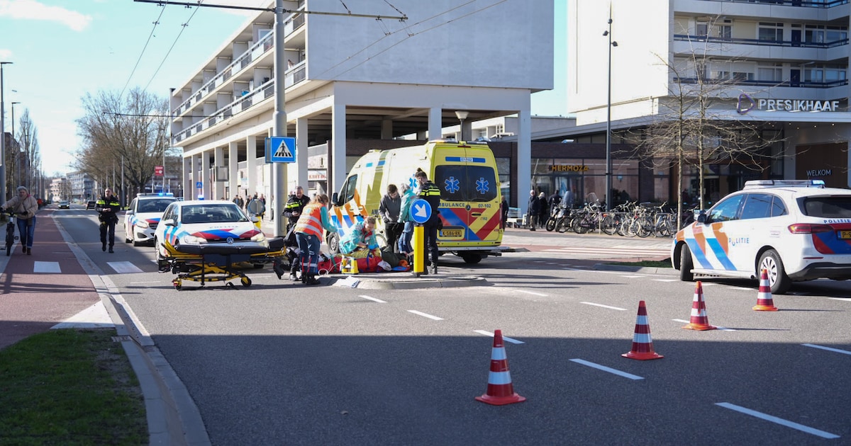 Fietser gewond door aanrijding met auto op zebrapad in Arnhem | Arnhem | gelderlander.nl