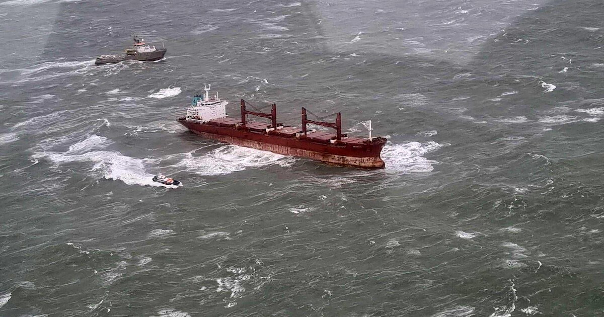 Sleepboten hebben stuurloos schip voor de kust van Scheveningen onder ...