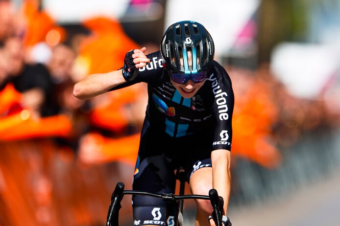 Elise Uijen (19) noteert in Valencia eerste zege bij de profs ...