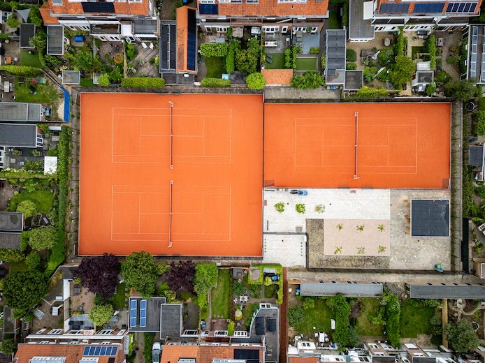 Tennisbanen aan je achtertuin: deze tennisvereniging ligt midden in een ...