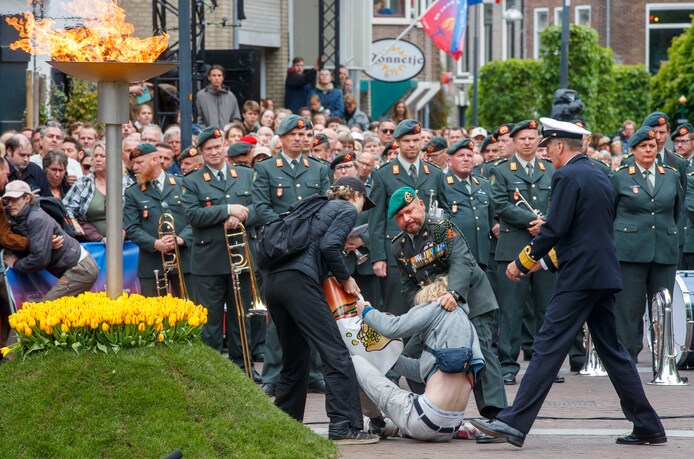 Dader die rookbom gooide richting premier Schoof op Bevrijdingsfestival ...