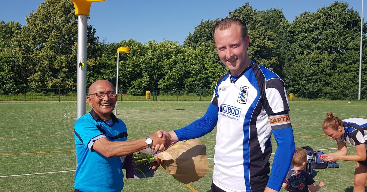 Korfbalarbiter Jan Goldman (77) uit Velp zwaait af na 46 jaar: ‘De ...