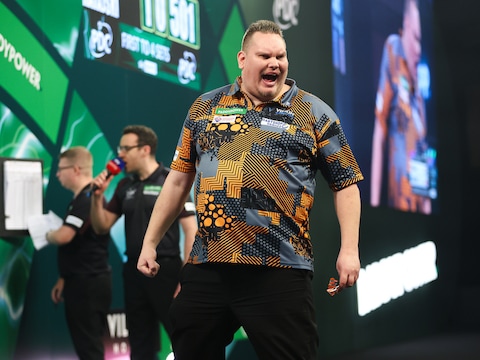 LIVE WK darts | Wesley Plaisier mist matchdarts en moet beslissende set ...