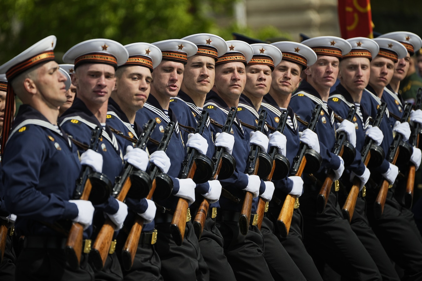 Xi toont hypersonische snufjes, Poetin leent tanks: hoe wereldleiders ...