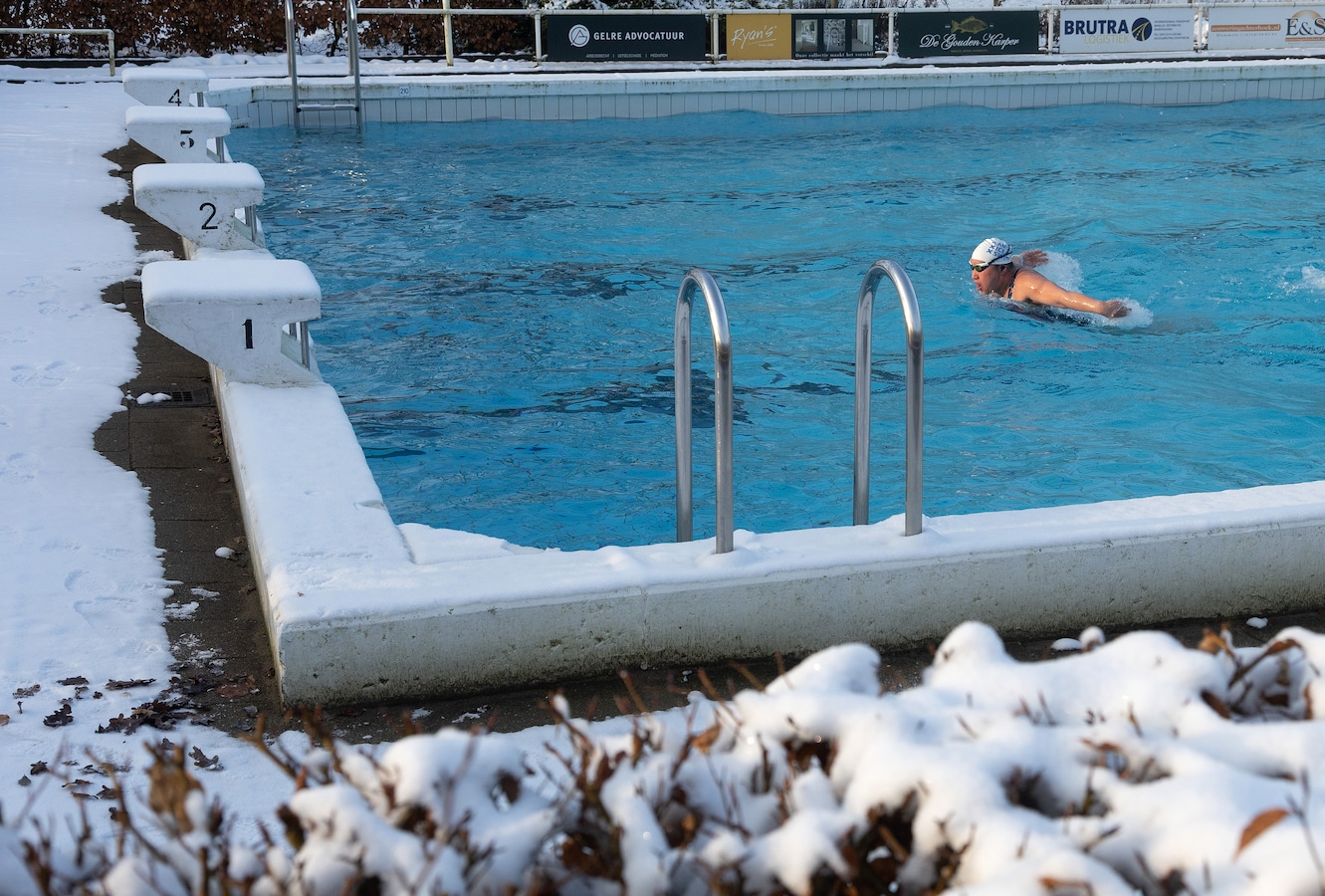 Verslaggever stapt vol goede moed het ijswater van 3 graden in, dan ...