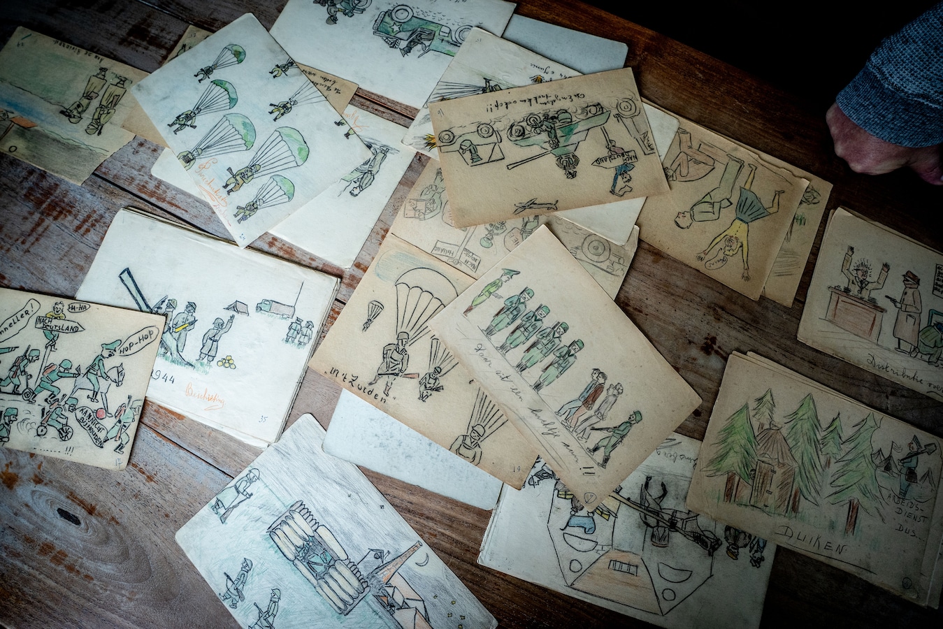 Kindertekeningen van vader Jochem van Gelder brengen de oorlog weer tot ...