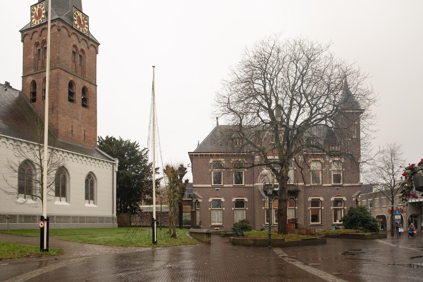 Een vlaggenmast met wat lampies? Dat kan niet, dus regelde Edwin binnen ...