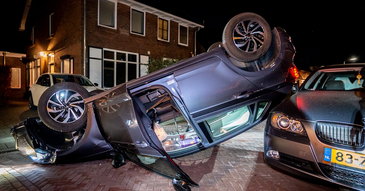 Auto belandt op de kop in Velp, bestuurder mee met de politie | 112 ...